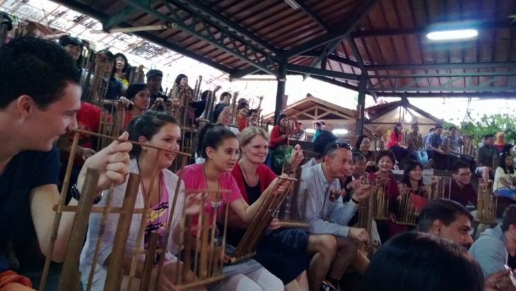 Internasional Angklung Jadi Ciri Khas Budaya Indonesia - PONTAS.ID
