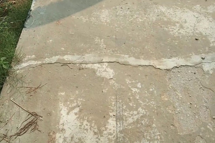 Beton Jalan di Tanjab Timur Rusak, Sekdis Perkim Bungkam - PONTAS.ID