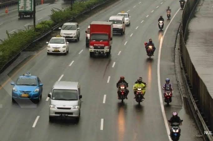 Jl Yos Sudarso Banjir, Motor Bisa Masuk Tol - PONTAS.ID